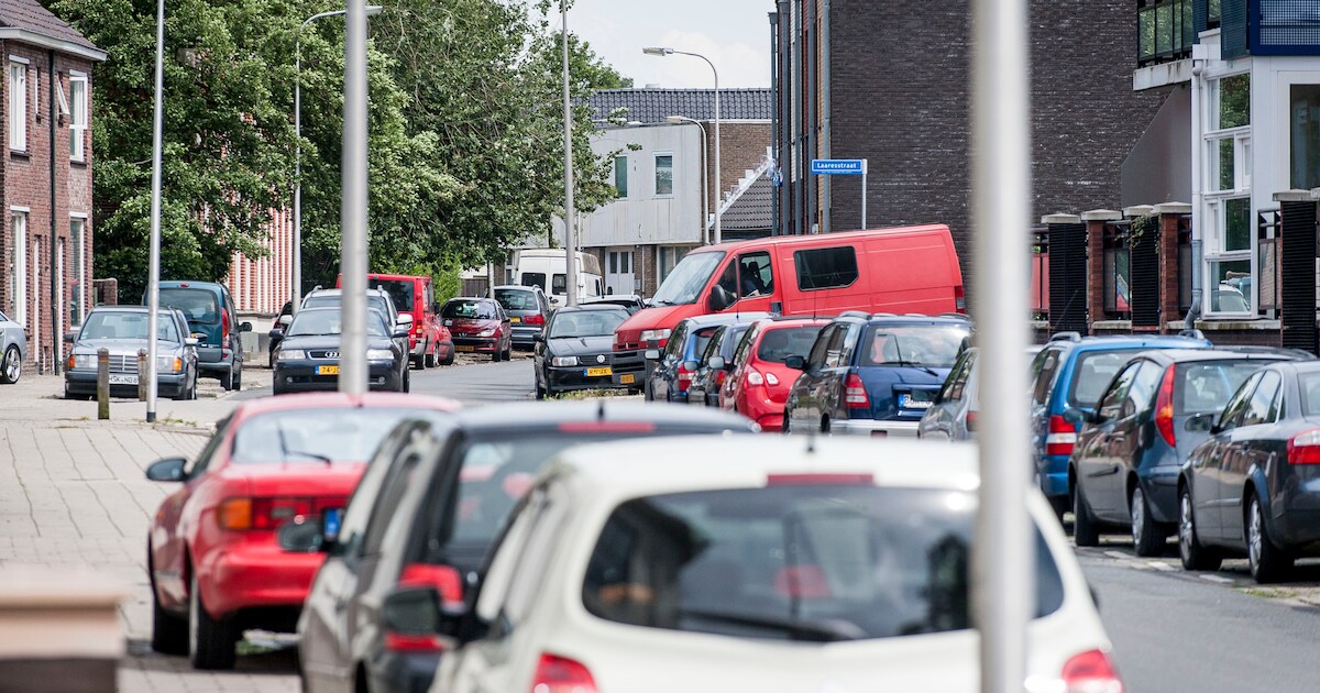 Auto op straat parkeren wordt volgend jaar in Enschede weer iets ...
