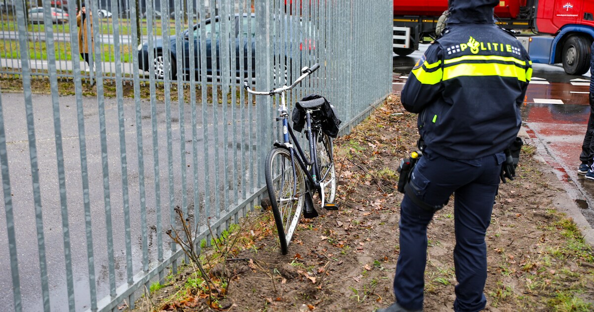 Fietser gewond naar ziekenhuis na harde botsing met auto in Apeldoorn ...
