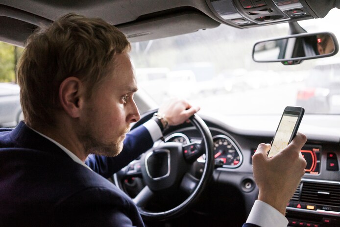 Praat mee: rijbewijs kwijt na telefoongebruik achter het stuur, goed ...