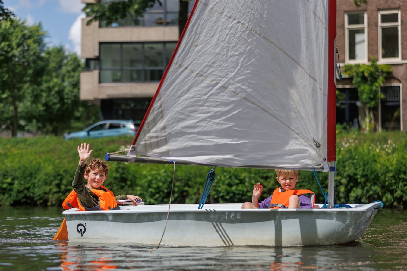 Fabe (9) en Boan (6) zeilen langs het Valkenberg: ‘Wel eerder op een ...