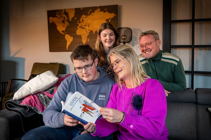 Nadat Guus uit Vasse na zwaar ongeluk een ‘baby’ werd, haakten vrienden ...