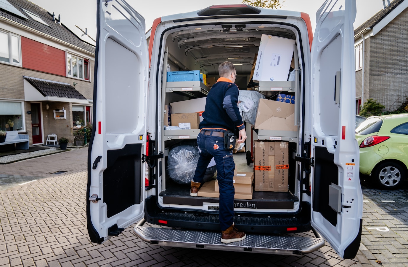 Rosmalenaar moet wegspringen als koerier (36) op hem af rijdt | Foto ...
