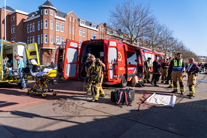Hulpdiensten redden persoon uit het water in Rotterdam, slachtoffer met ...