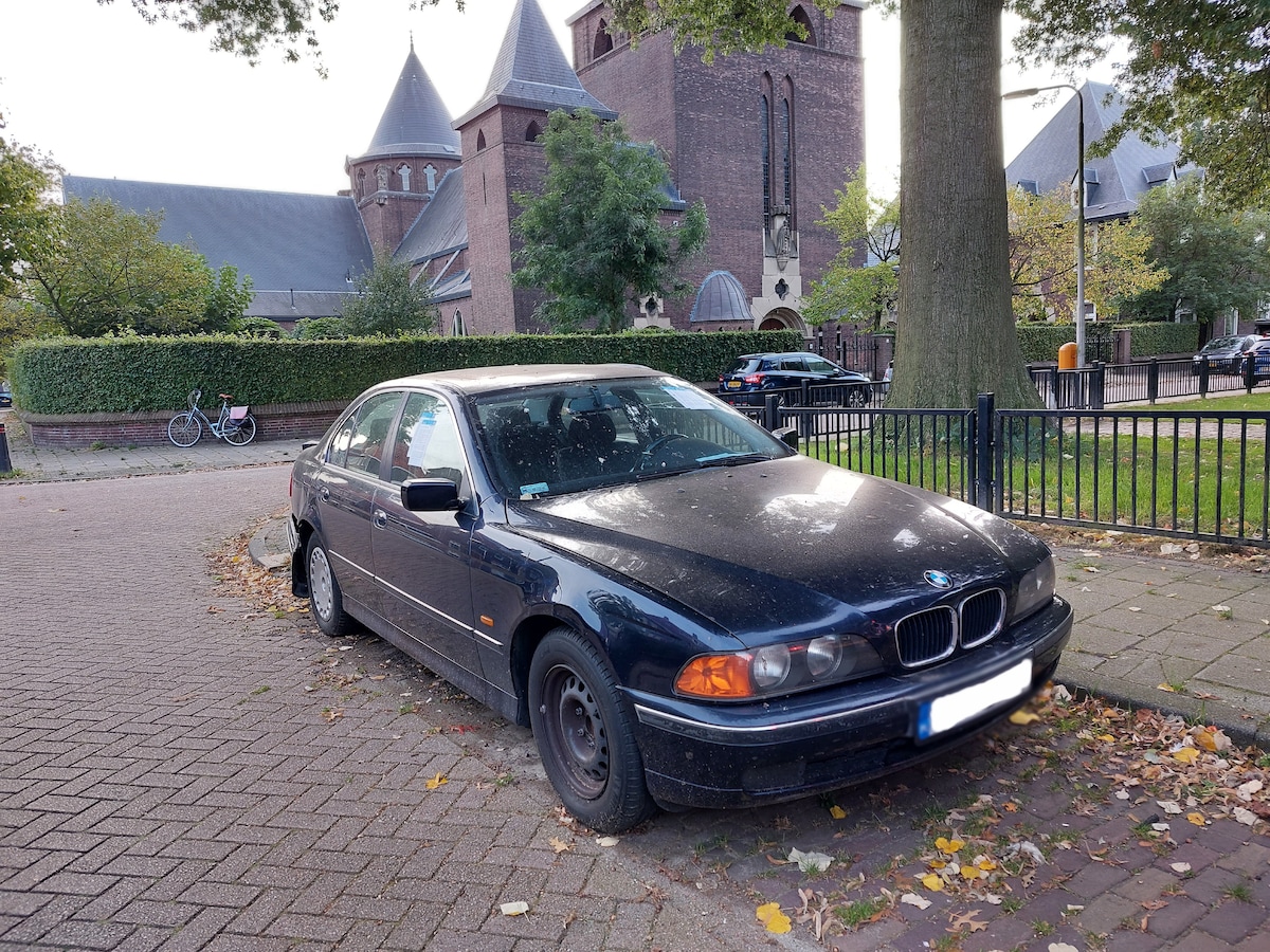 Achtergelaten auto’s in de straat: Tilburg is er klaar mee | Tilburg ...