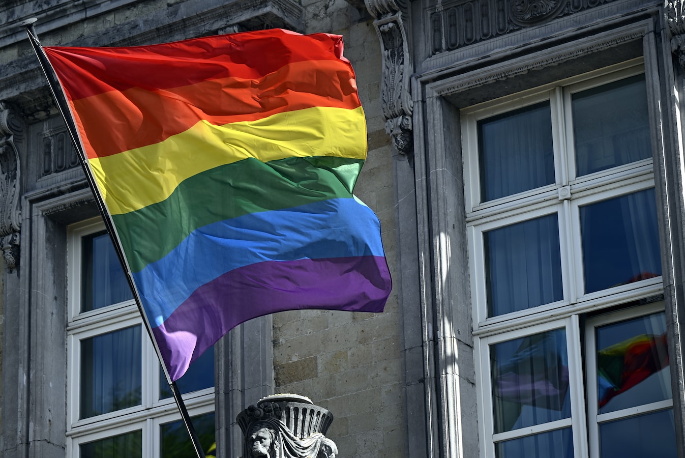 Burgemeester Blom opent Pride Nunspeet 2026 | Foto | AD.nl