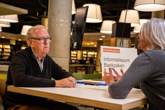 Gepensioneerde bankmedewerker Wim (68) maakt ouderen wegwijs in de ...