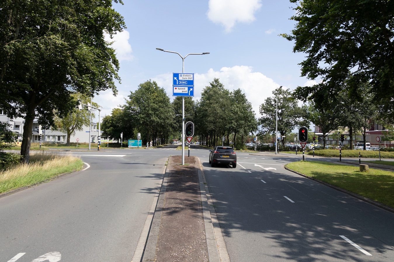 Drukke kruising bij ZGT wordt rotonde: ‘Logistiek lastige klus’ | Foto ...