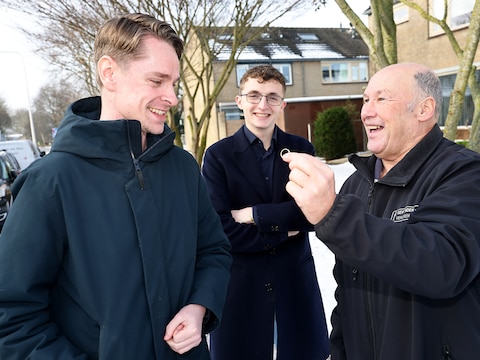 Maik ziet zijn trouwring verdwijnen in een dik pak sneeuw; dan schiet ...