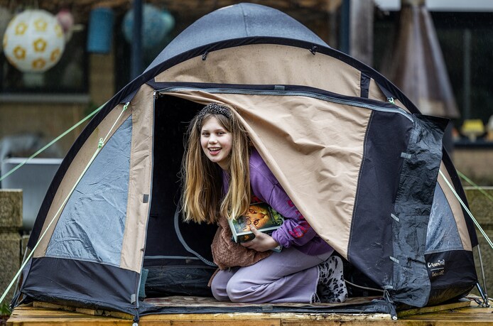 Nora (11) slaapt al acht maanden in een tent (zelfs tijdens wintersport ...