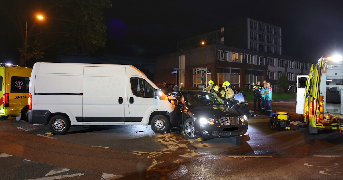 Bestelbus en exclusieve auto klappen op elkaar op rotonde in Bilthoven ...