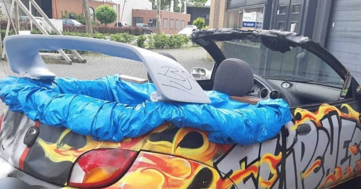 Politie neemt rijdend zwembad van Youtuber in beslag | Auto | AD.nl
