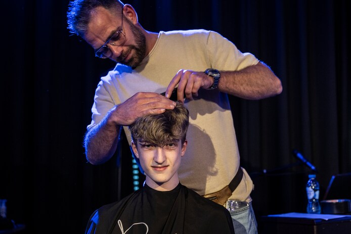 Devin (14) gaat kaal voor oma: ‘Het was mijn manier om haar te steunen ...