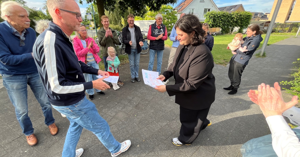 Bewoners Het Zand bieden 1668 handtekeningen aan voor veiliger ...