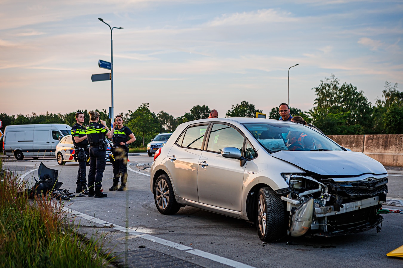 Automobilist gewond door harde klap tegen betonblok op rotonde in Sint ...