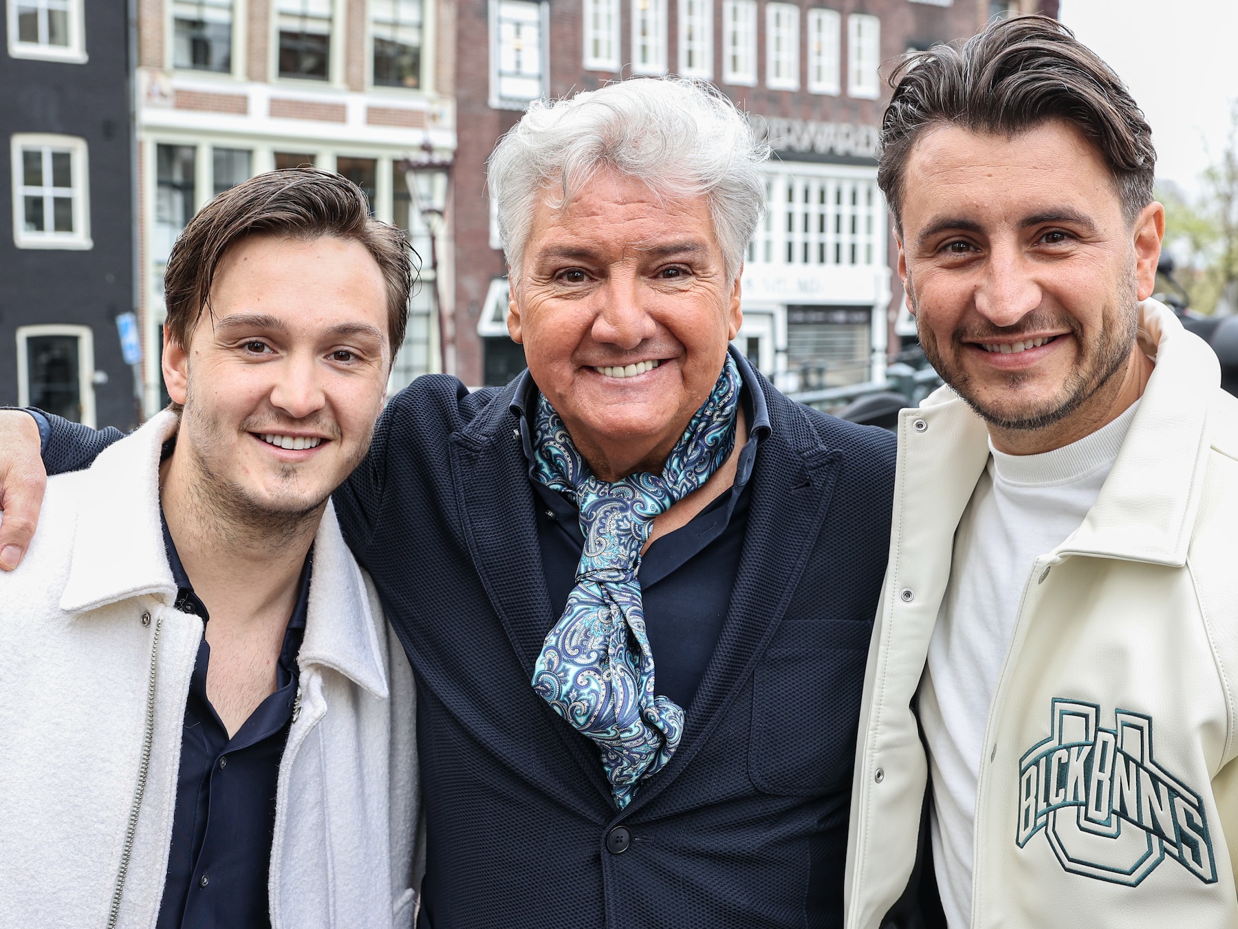 Raoul de Graaf van populaire groep Bankzitters op zijn knie voor grote ...