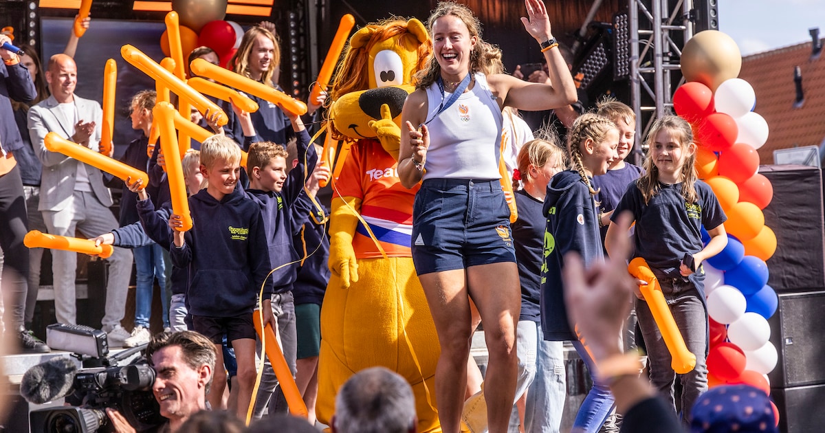 Westlandse roeister Benthe Boonstra gehuldigd op het Wilheminaplein ...