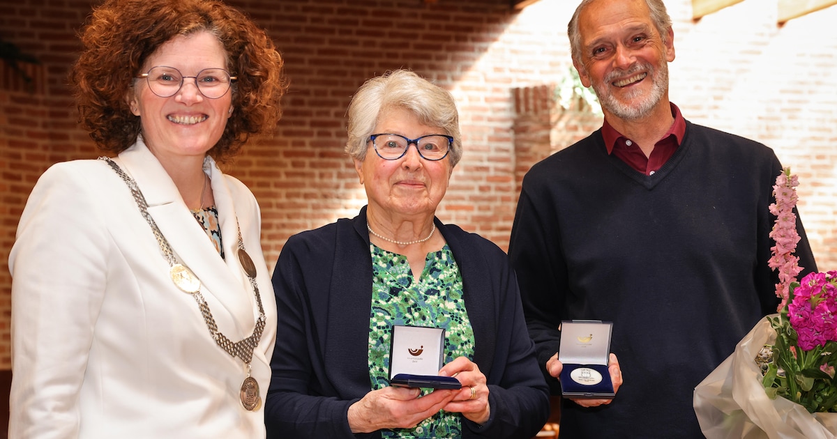 Twee vrijwilligers Emmauskerk ontvangen Anna van Rijnpenning ...