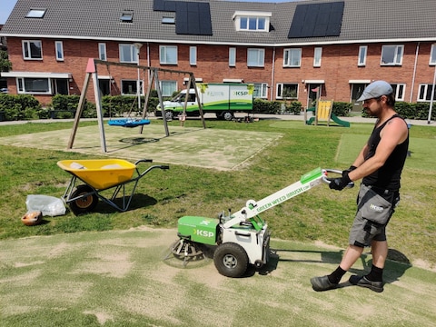 Hillegom pakt jaarlijks kunstgras aan met elektrische machines voor ...