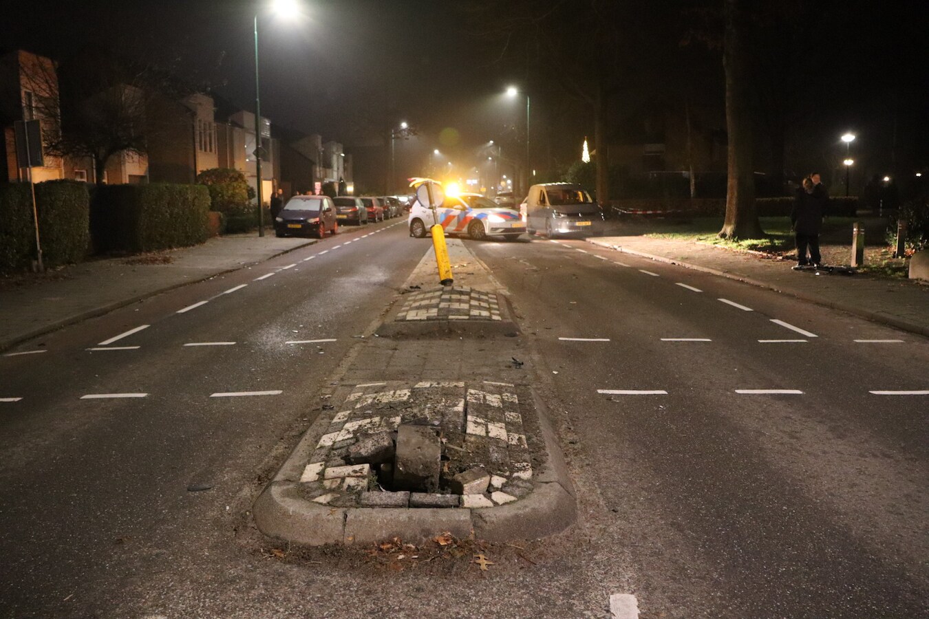 Auto rijdt twee paaltjes uit de grond en botst tegen boom, bestuurder ...