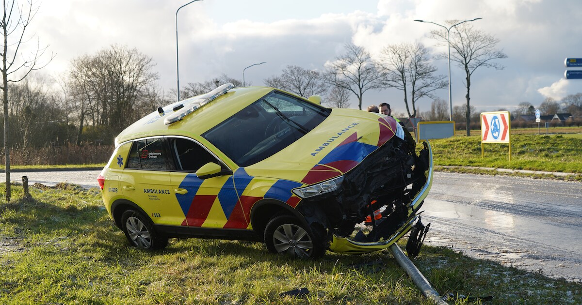 Wagen ambulancedienst raakt van de weg af en raakt lantaarnpaal langs ...