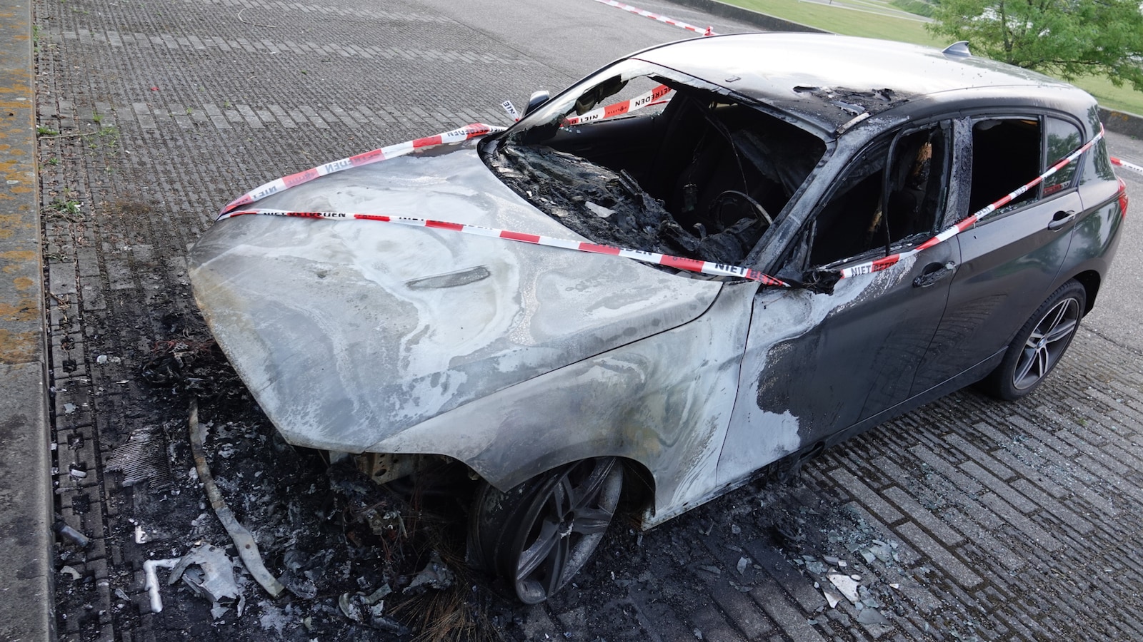 Auto brandt volledig uit in Heerhugowaard | Foto | AD.nl