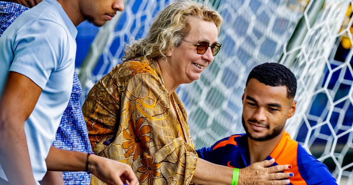 Oranje ontspant: Cody Gakpo krijgt dikke knuffel van zijn moeder, Wout ...