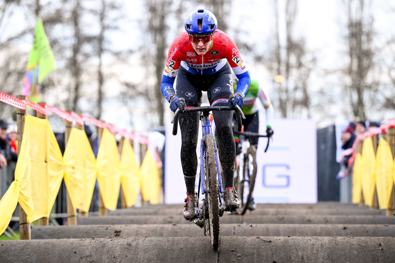 Wout van Aert wint in Gullegem eerste cross van het seizoen, dubbelslag ...
