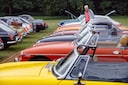 Blije gezichten en hardwerkende deelnemers tijdens Autojumble Waalwijk ...