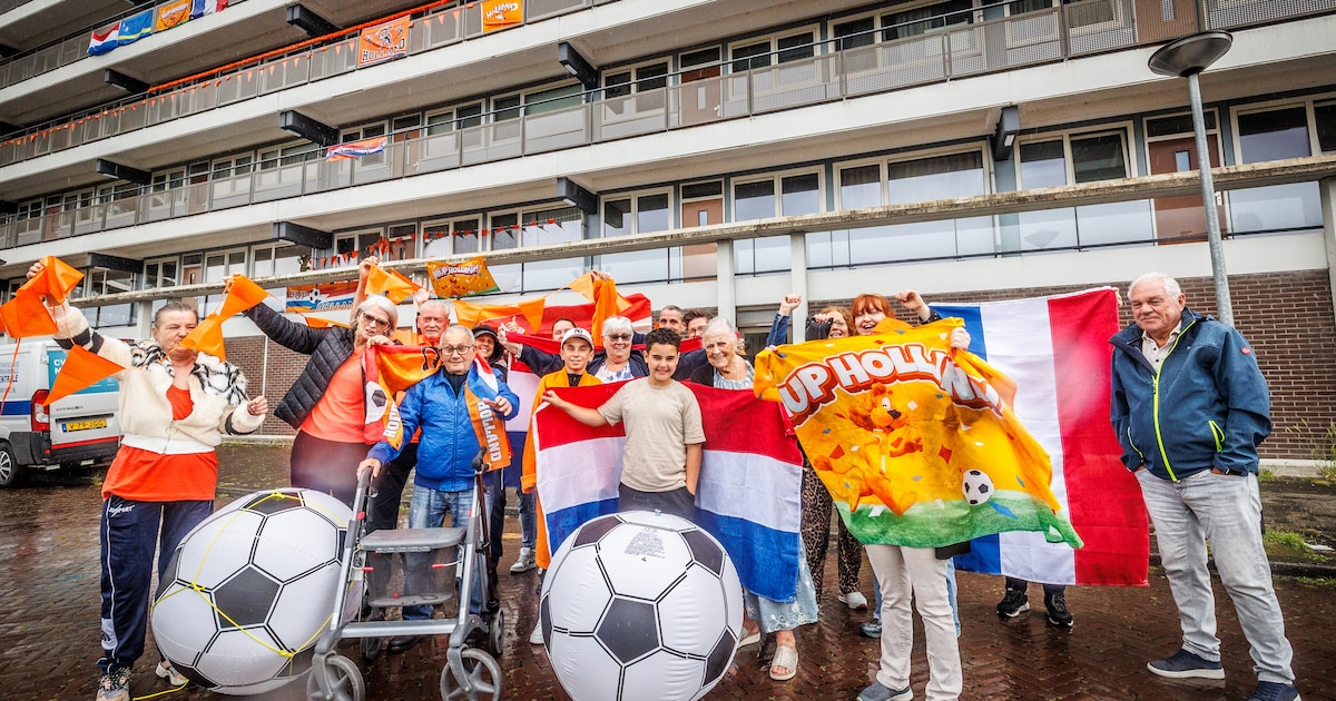 Oranje WK-vlaggen moeten van verhuurder weg, bewoners weigeren: ‘We ...