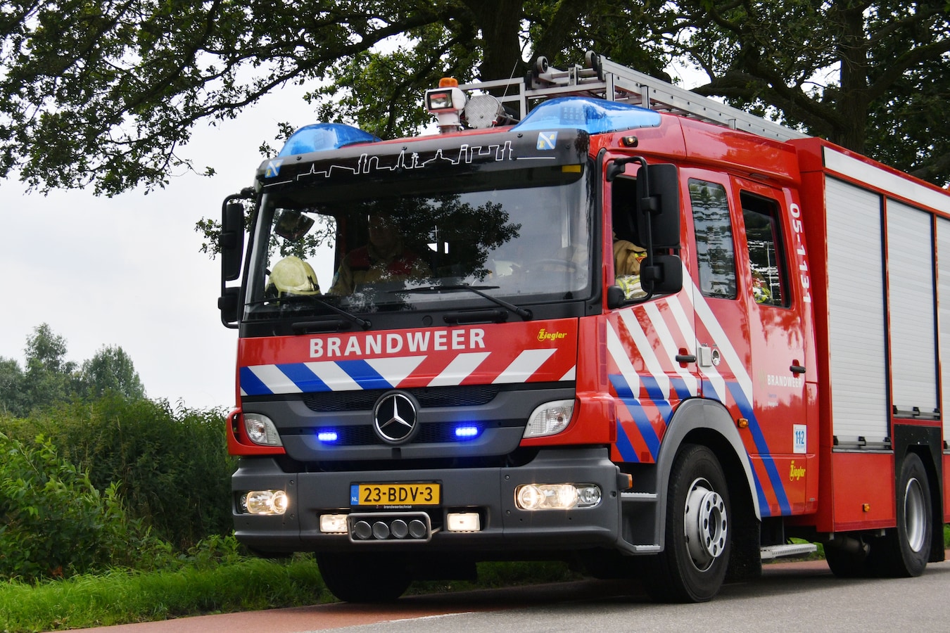 Flinke rookontwikkeling en explosies bij brand in Well: tractor en ...
