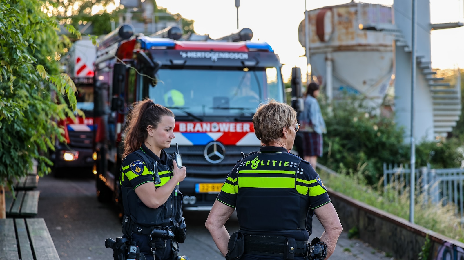 Boot vat vlam bij bootverhuurbedrijf in Den Bosch, brand snel onder ...