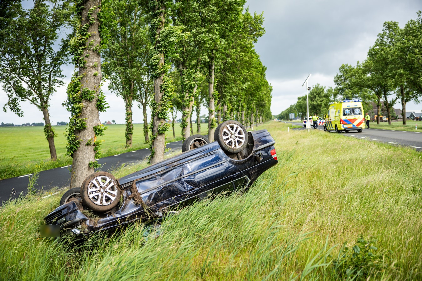 Auto belandt op z'n kop in berm aan Strjiwei in Tjerkgaast | Foto | AD.nl