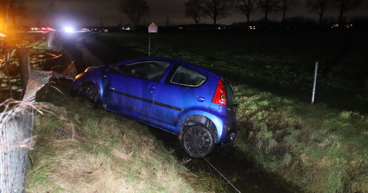 Automobilist verliest macht over het stuur en belandt in sloot in Boekel | Boekel | AD.nl