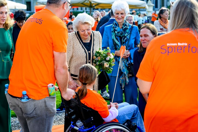 Is het geen tijd voor prinses Beatrix om uit de publiciteit te blijven ...