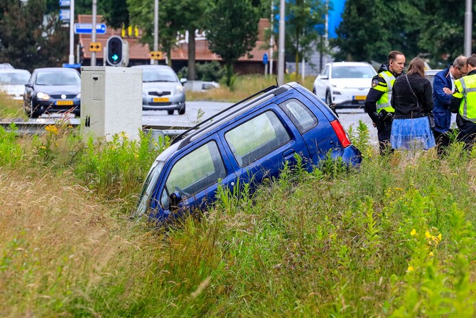 Vrouw verliest macht over het stuur en belandt met auto in greppel in Amersfoort | Amersfoort ...