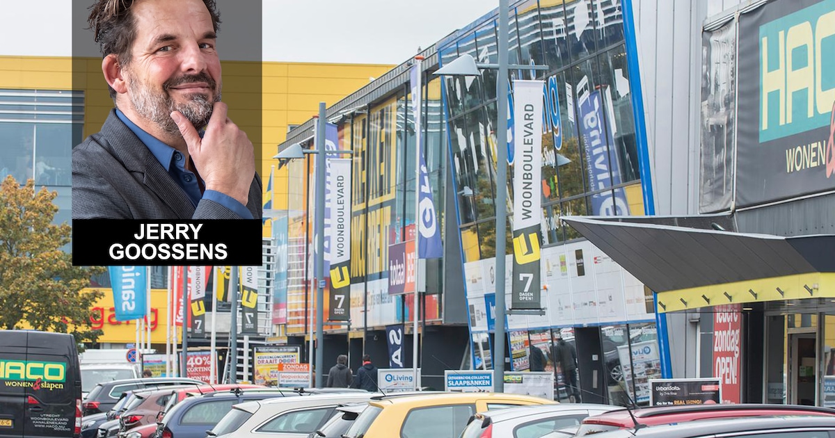 Als Jerry de woonwinkel binnenloopt, wordt hij gelijk door drie gieren ...