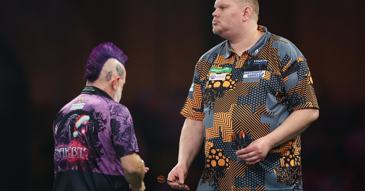 Wesley Plaisier pakt cadeautjes van ‘paarse kerstman’ Peter Wright niet ...