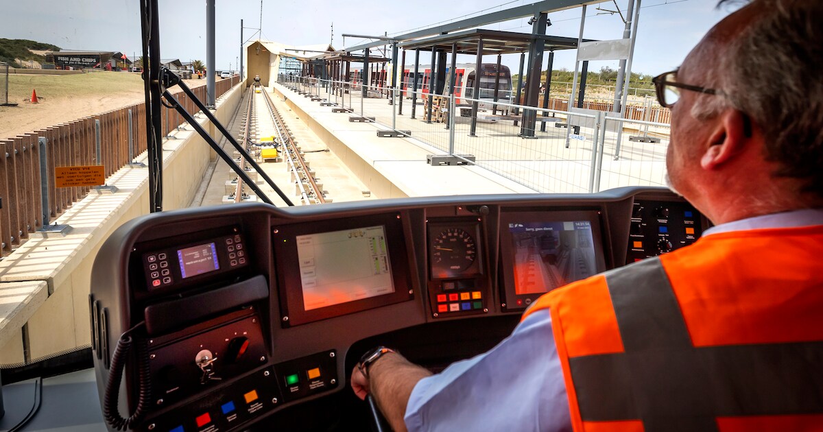 Metro’s naar het strand hadden in zomer moeten rijden, maar het wordt ...