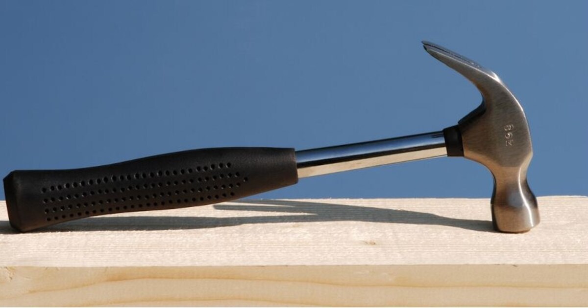 Willebrorder speelt voor eigen rechter en slaat man met klauwhamer op z ...