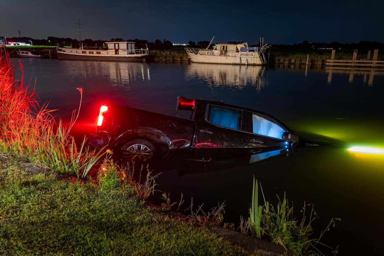 Auto belandt in water langs Lisserdijk in Buitenkaag | Foto | AD.nl