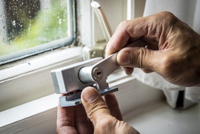 Helaas! Inbrekers zetten stroom van woning uit, maar het inbraakalarm ...