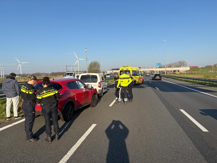 Halfuur vertraging op A12 richting Den Haag na botsing tussen auto en bestelbus | 112 nieuws ...
