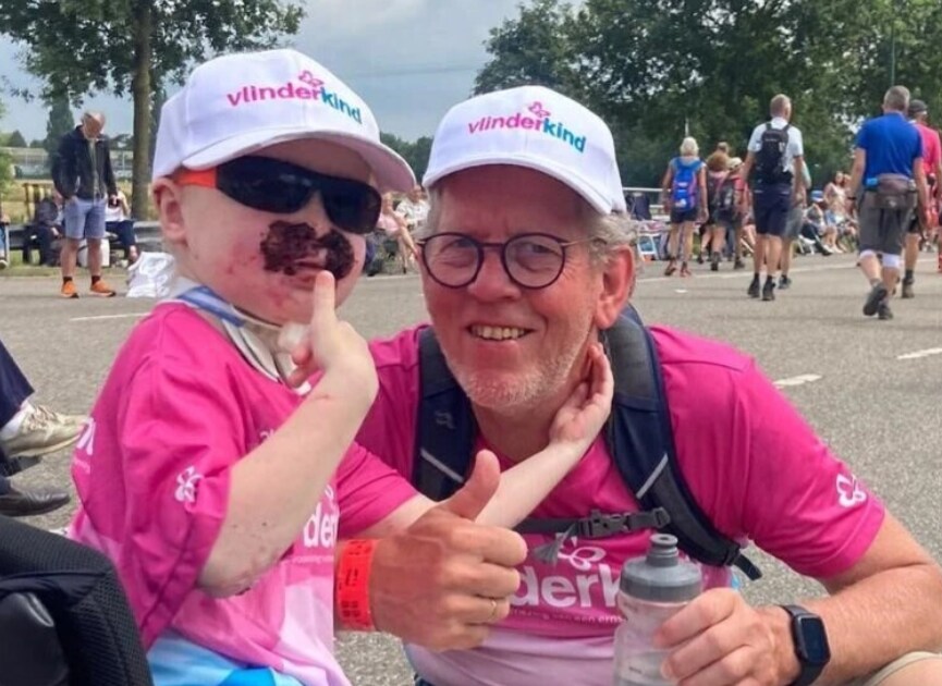 Opa Bert loopt 200 kilometer voor kleindochter met vlinderziekte: ‘De ...