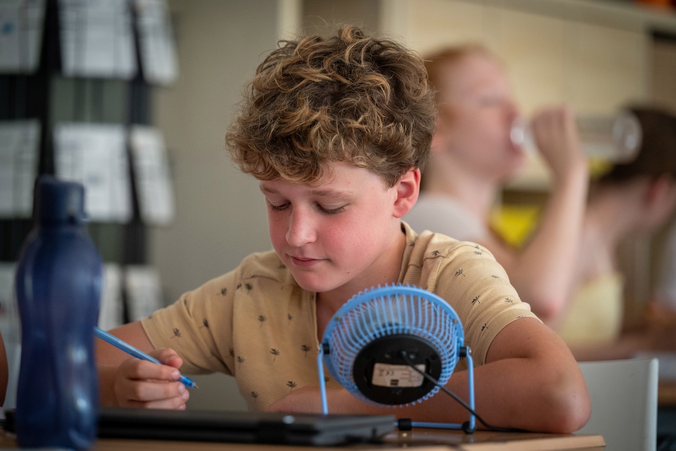 In bloedhete klas houdt juf Annemieke haar groep 8 draaiend met een ...