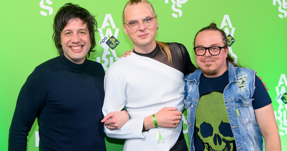 Publiek op Sziget verrast Prins S. en de Geit met ‘zwevende ...