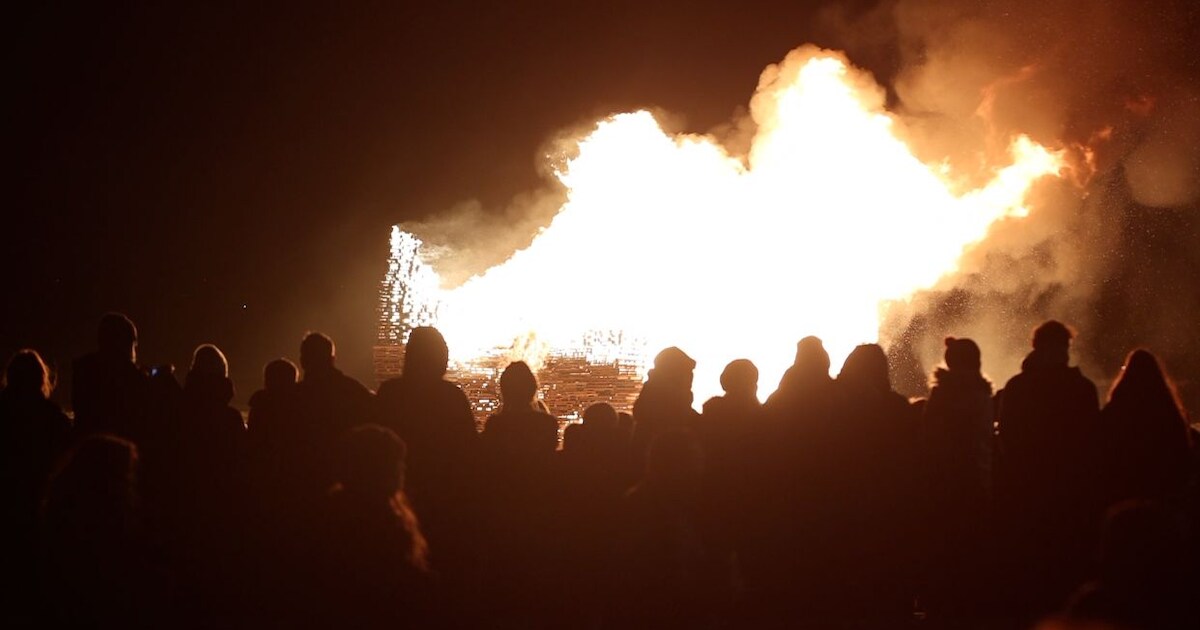 Duizenden mensen bij vervroegde vreugdevuren Scheveningen en Duindorp ...