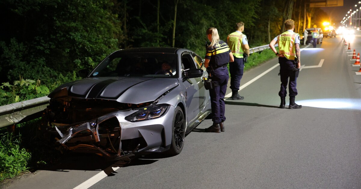 Grote schade na botsing tussen auto en busje in Delft | Regio | AD.nl