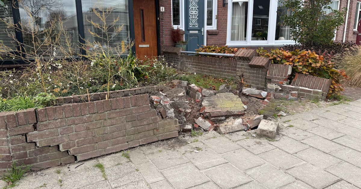Bewoners geschrokken van pick- uptruck die door muurtje reed: ‘Gelukkig ...