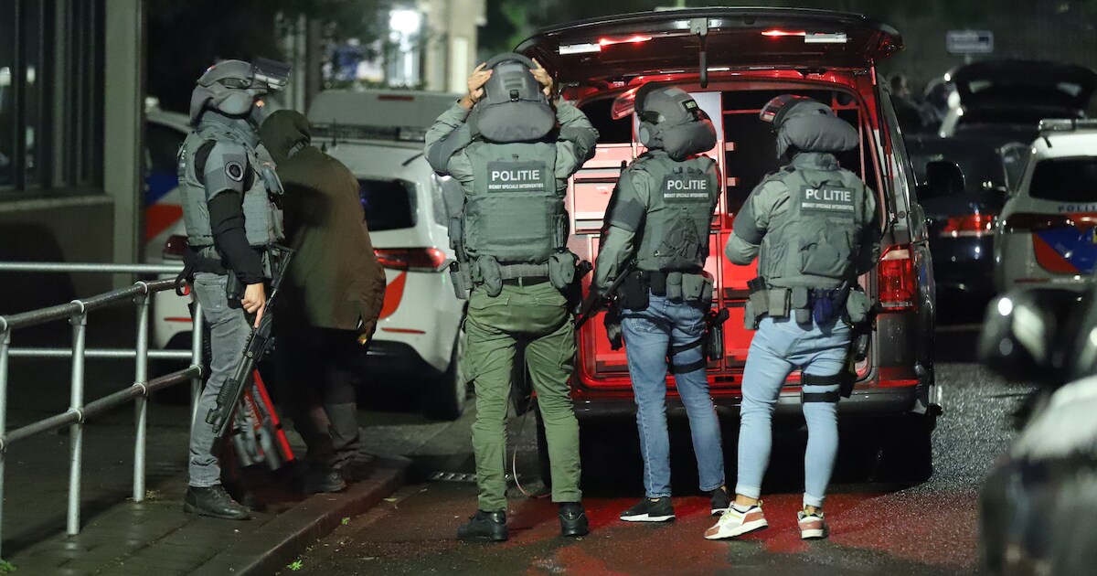 Arrestatieteam valt huis binnen met flitsgranaat om verwarde vrouw te overmeesteren | Den Haag ...