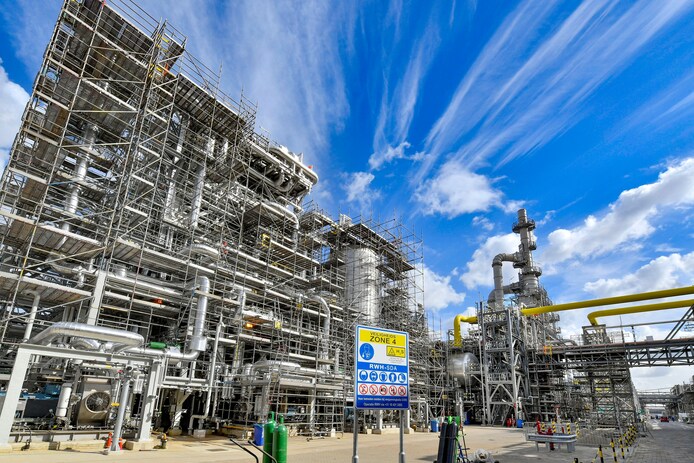 Shell viert cruciale uitbreiding van de raffinaderij in Pernis ...